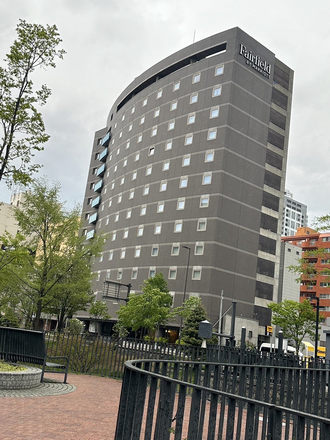 Convenient access, beautiful hotel, and great staff response ...